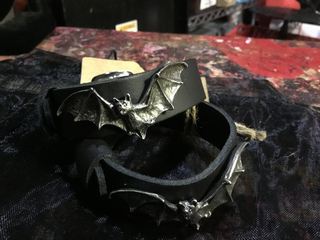 Leather bat cuff – Boutique du Vampyre